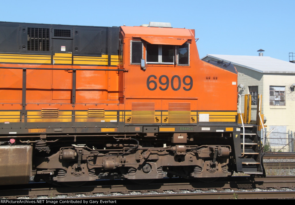 BNSF ES44C4 #6909